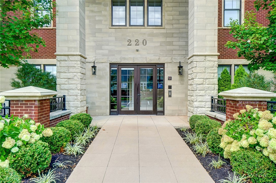 220 Vintage Club Dr, Cincinnati, OH 45249