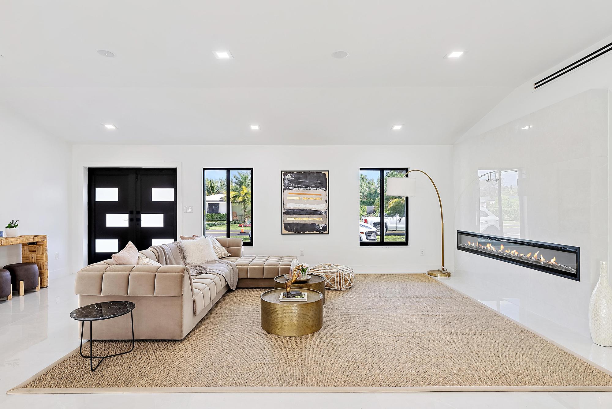 7523 Pine Tree Ln, West Palm Beach, FL 33406