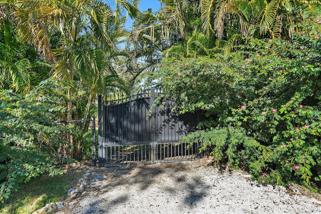 1643 S Lake Shore Dr, Sarasota, FL 34231